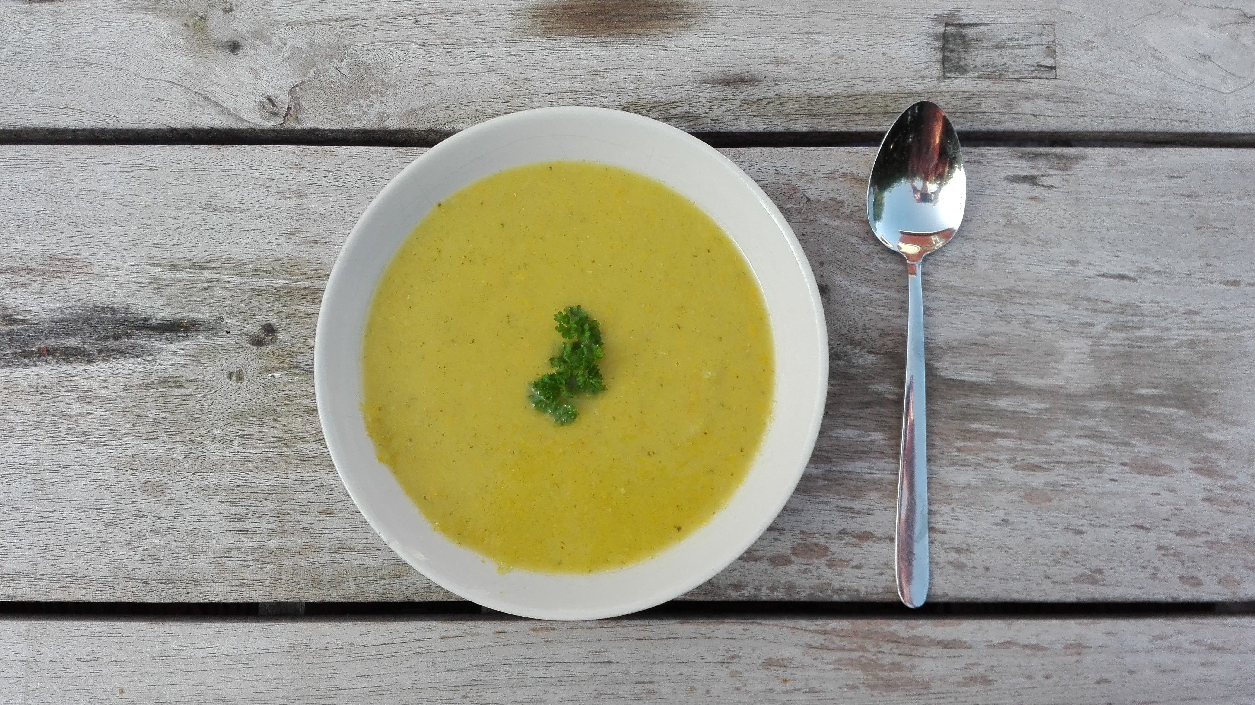 Gele courgettesoep met pesto - Eline Food&Coaching